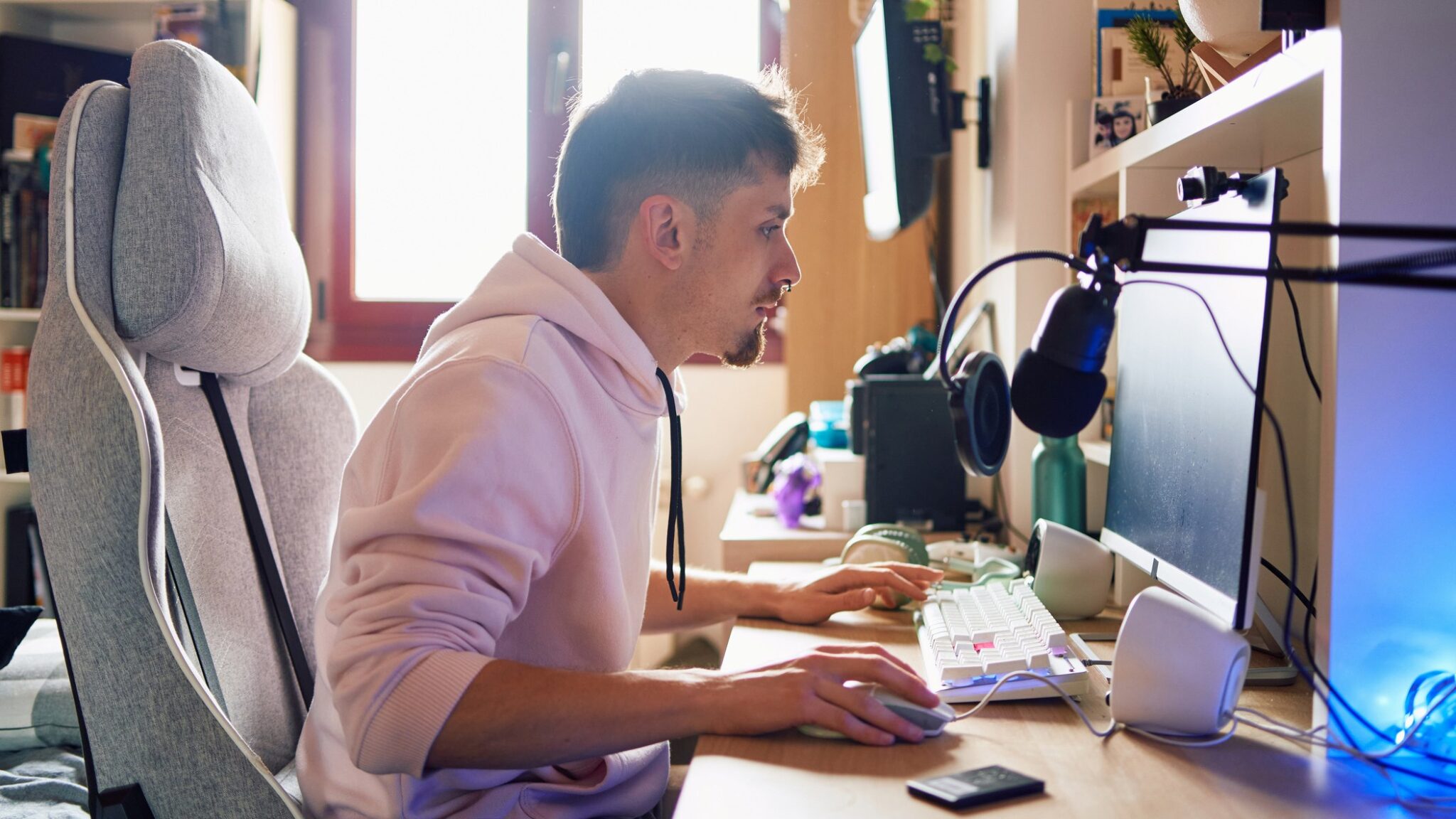 Desk Yoga: 3 Exercises to Improve Posture and Relieve Tension - OULIANNEWS